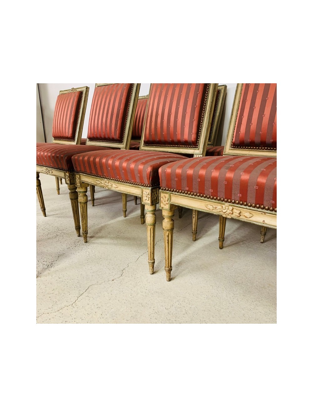 Ensemble de 10 Chaises Epoque Louis XVI bois mouluré, sculpté et laqué ...