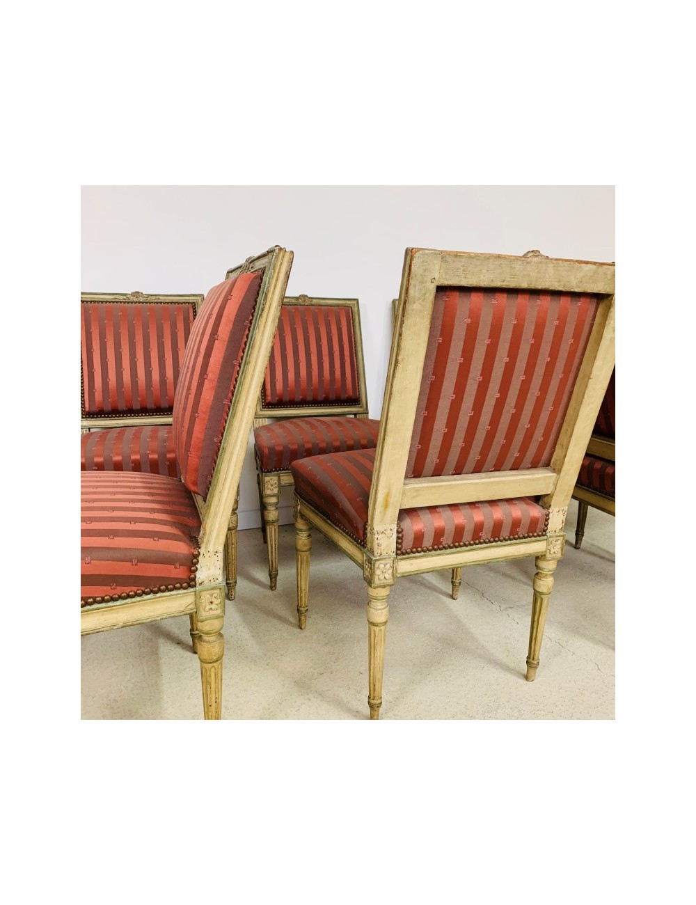 Ensemble de 10 Chaises Epoque Louis XVI bois mouluré, sculpté et laqué ...